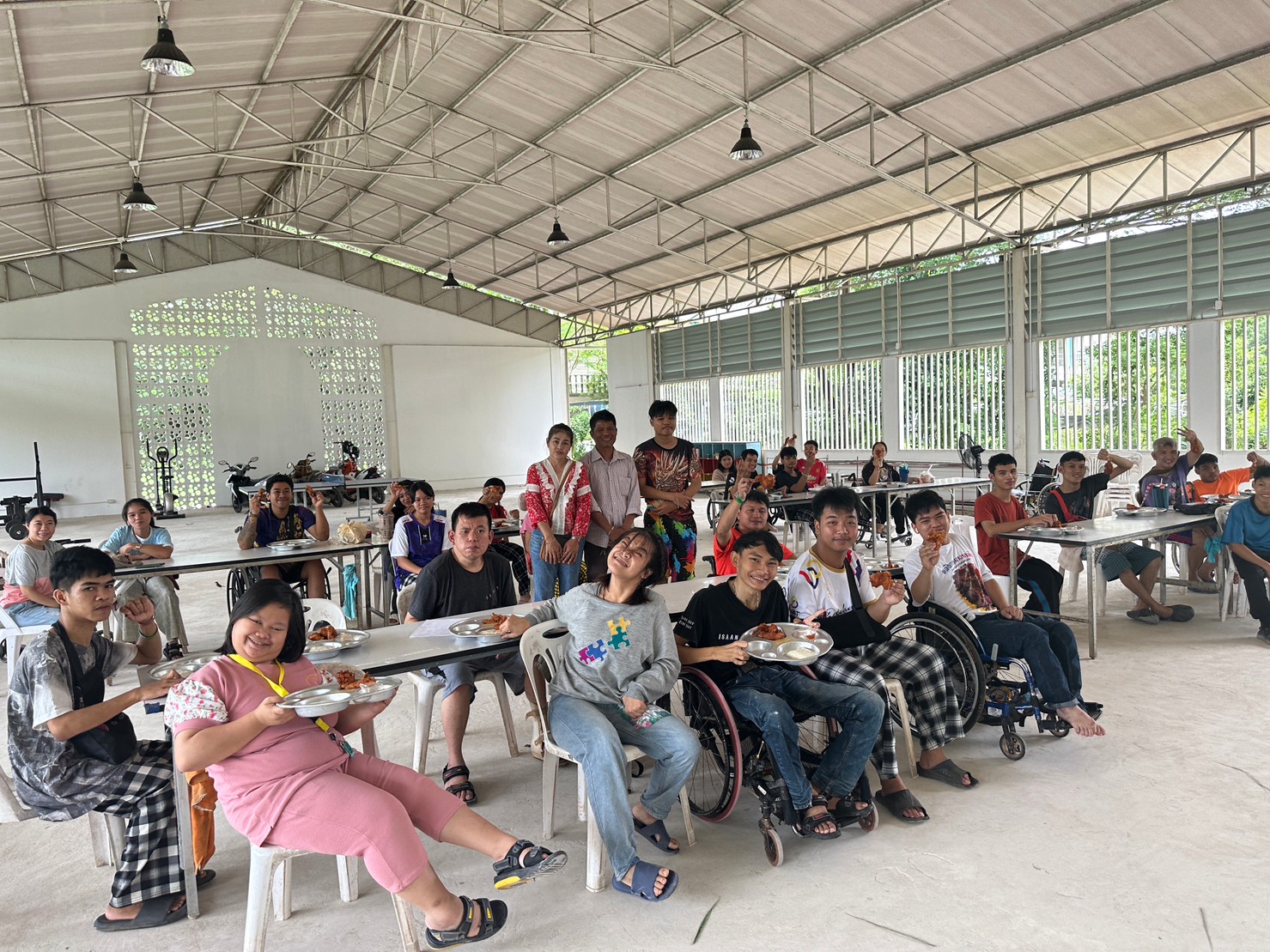 ขอขอบพระคุณ คุณเยาวภา เป็นสุขเลิส พร้อมคณะที่นำขนมมามอบให้วิทยาลัย ...